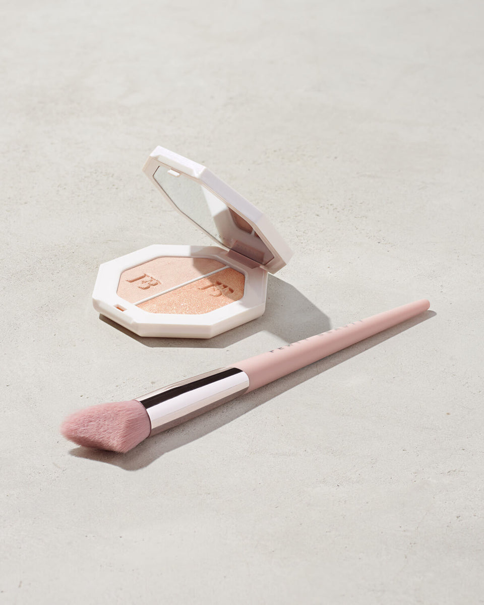 Cheek-Hugging Highlight Brush | Fenty Beauty